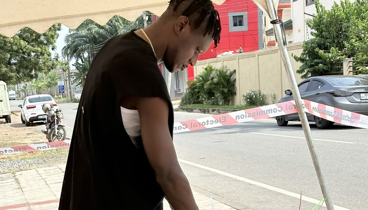 #GhanaPolls2024: Hiplife star Keche Joshua cast his ballot - Ghana Weekend