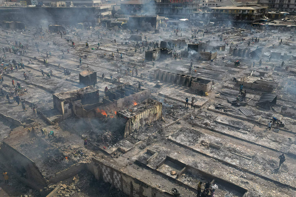 American singer pays tribute to Kantamanto fire victims [Video] - Ghana ...